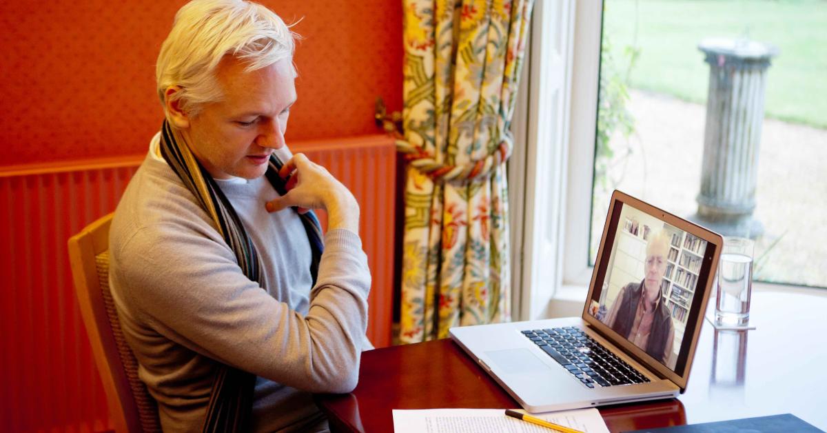 Julian Assange und Peter Singer – wie die Welt retten? | Philosophie ...